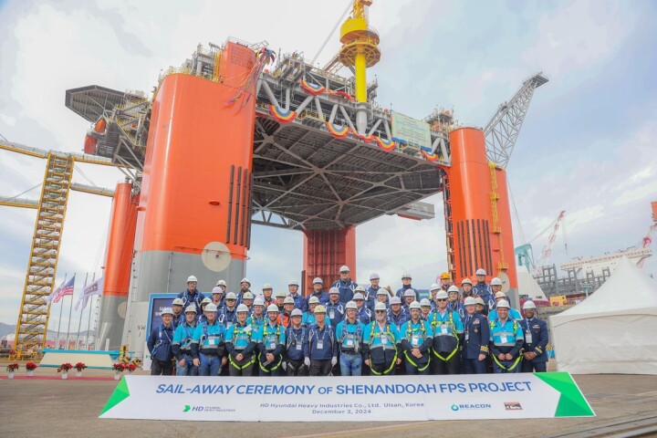 Shenandoah Semisubmersible Heads for Gulf of Mexico